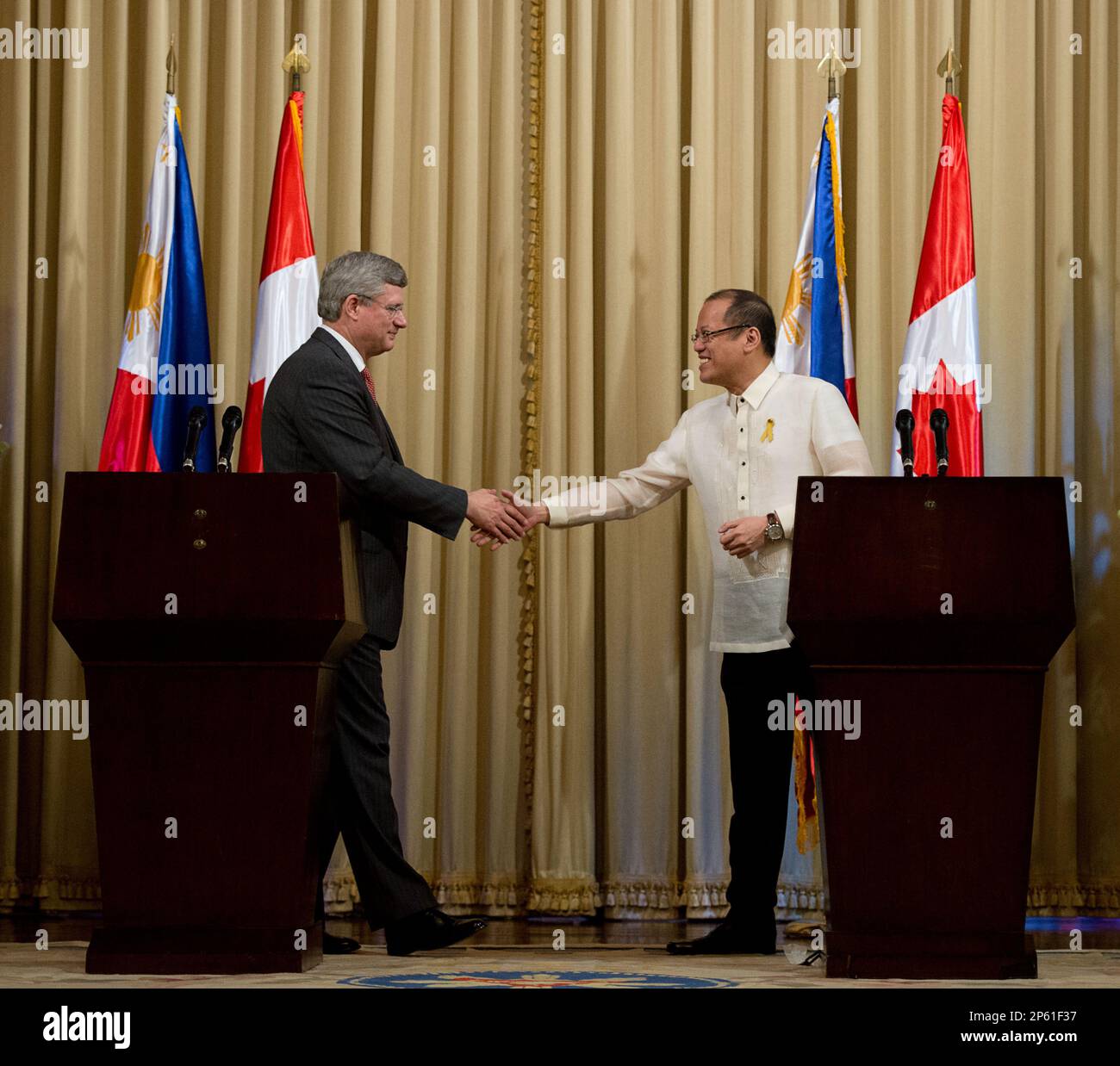 Canadian Prime Minister Stephen Harper and Philippine President Benigno ...
