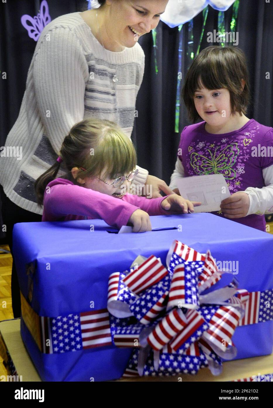 Spring Garden Elementary School teacher Shelley Houck helps students ...