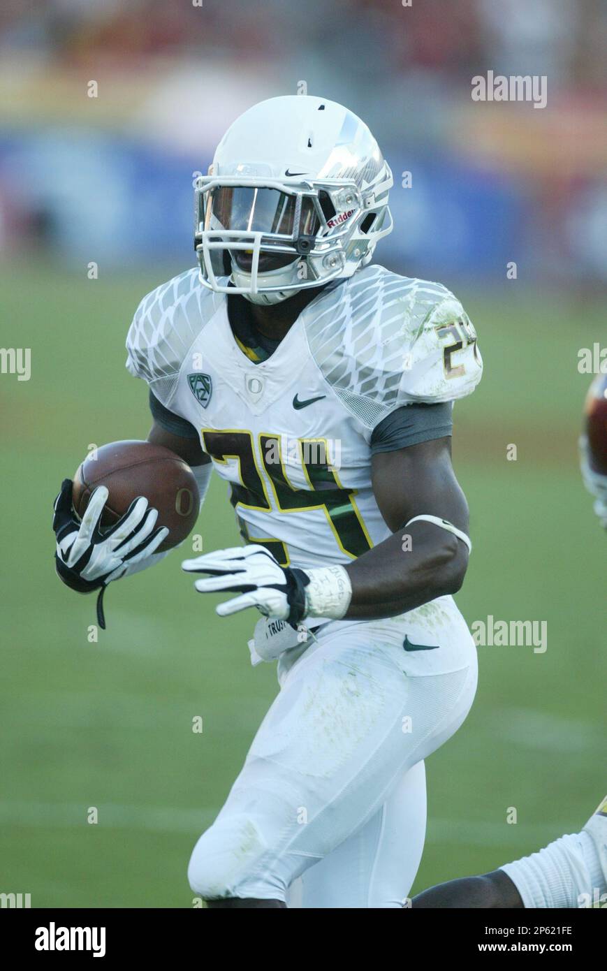 Oregon Duck Kenjon Barner (24) making a play with the ball against the ...