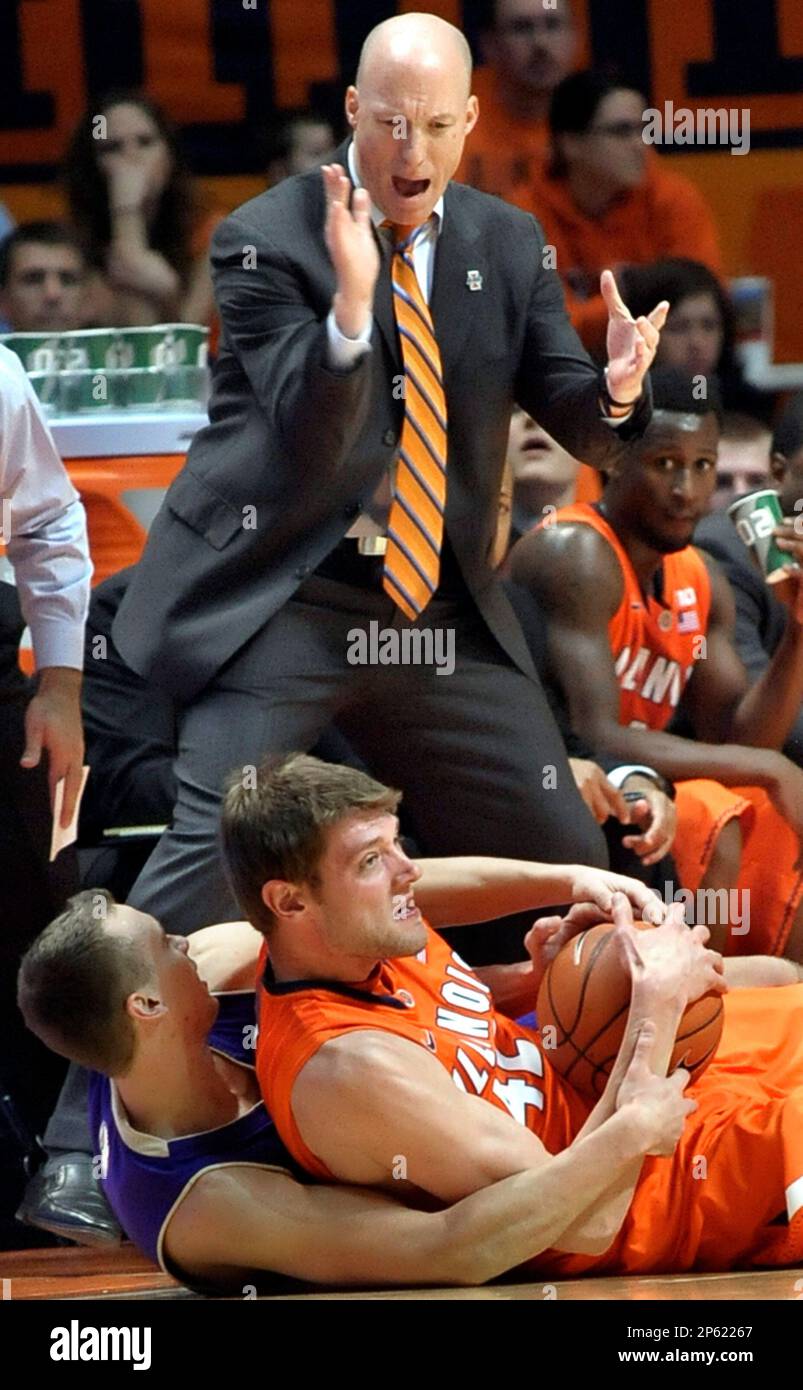 Illinois coach John Groce gestures as Illinois' Tyler Griffey scrambles ...