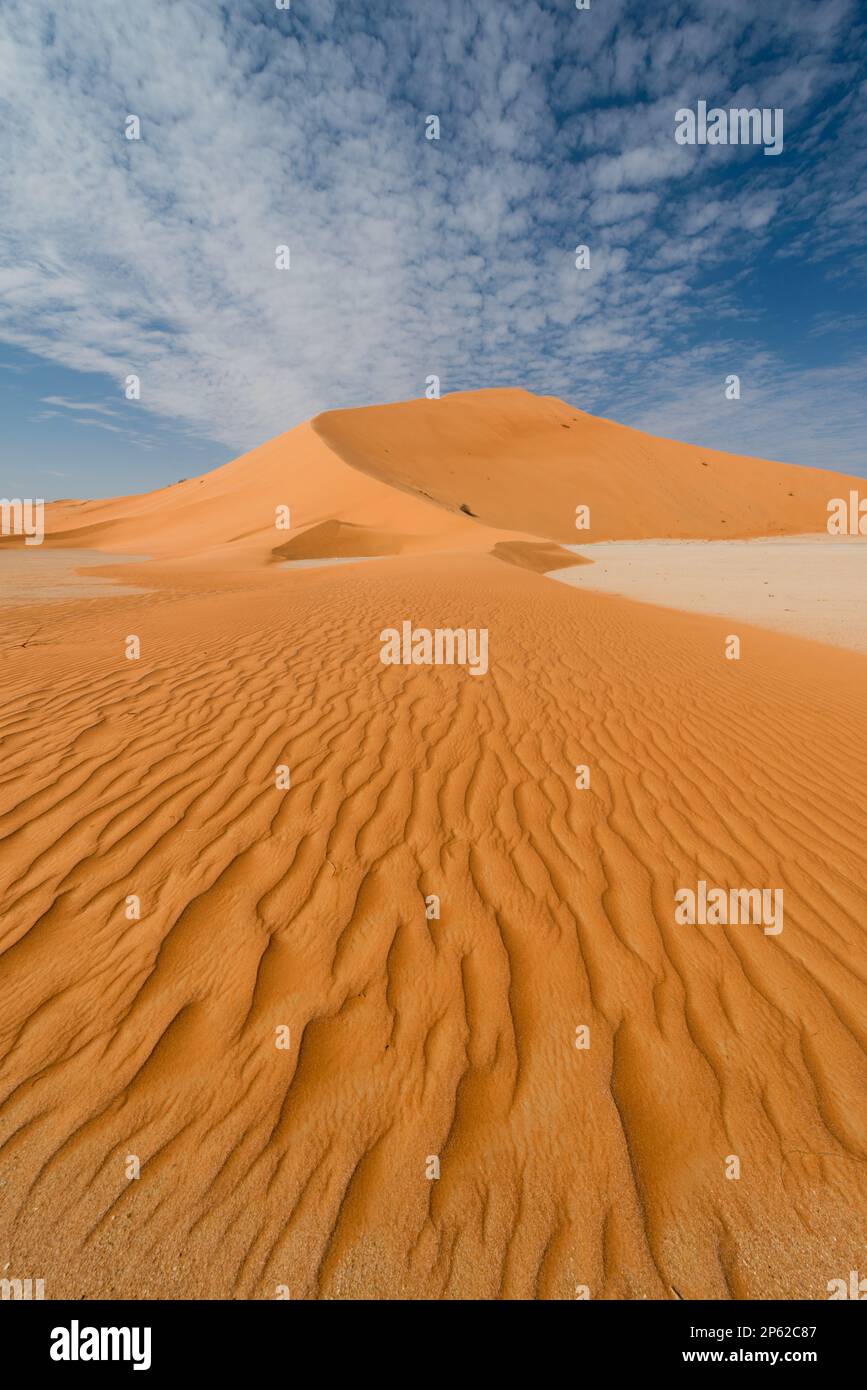 Sand dunes and mackerel sky, the Empty Quarter, Oman Stock Photo - Alamy