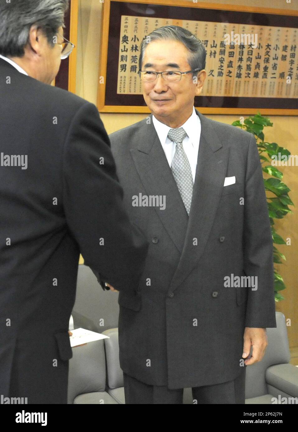 Tokyo Gov. Shintaro Ishihara (R) , shakes hands with Akihiko Nakamura ...