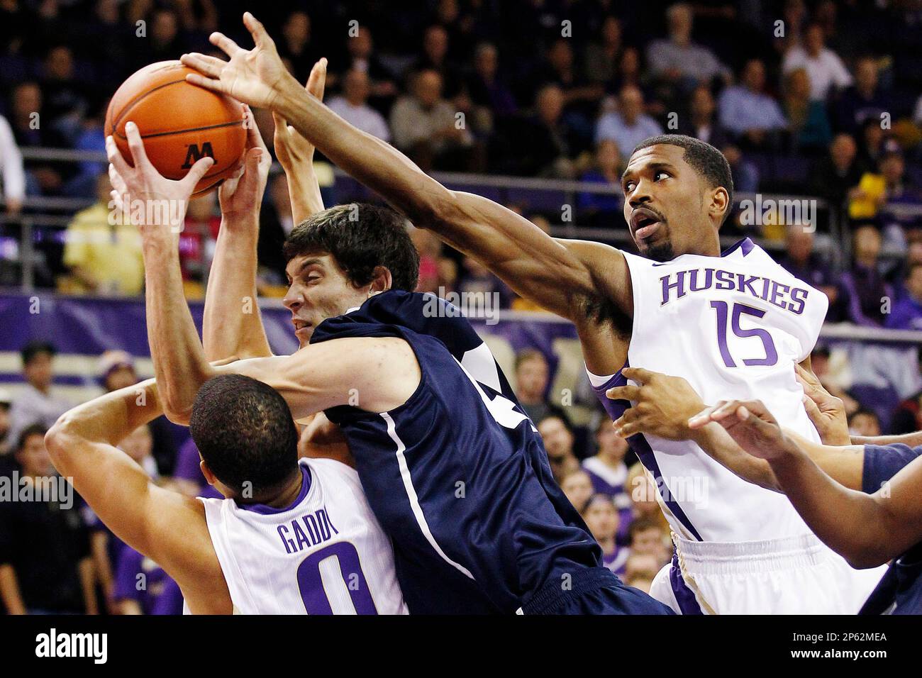 Washington's Abdul Gaddy (0) and Scott Suggs (15) surround Western ...