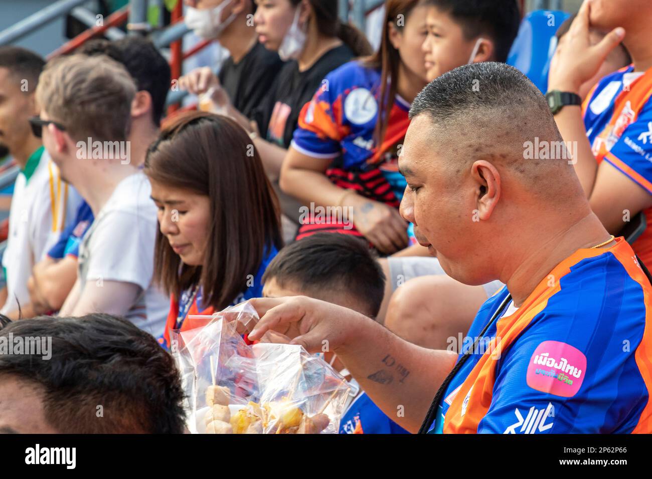 Football fans eating in stadium hi-res stock photography and images - Alamy