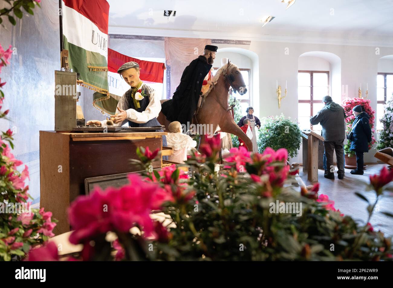 Group of figures stands hi-res stock photography and images - Alamy