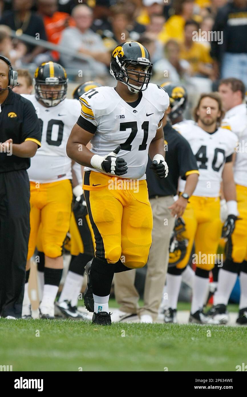 Iowa defensive lineman Carl Davis (71) runs in a NCAA college football ...