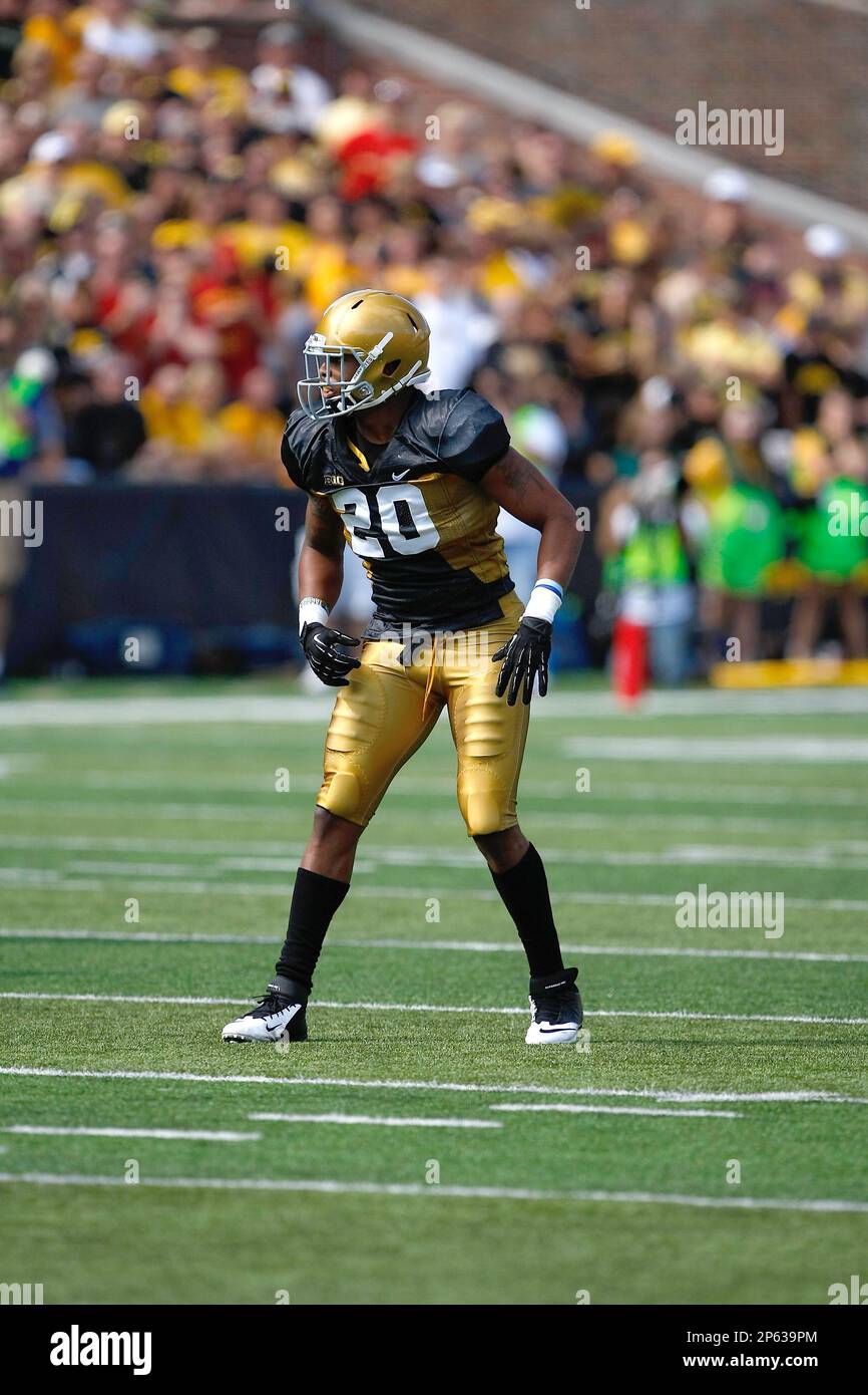 Iowa linebacker Christian Kirksey (20) runs in a NCAA college football ...