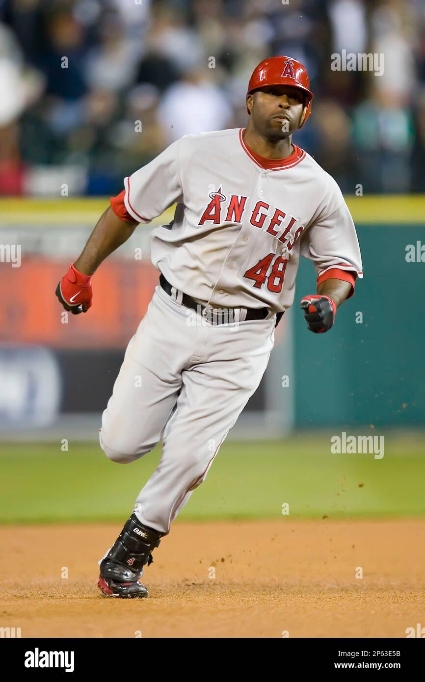 Los Angeles Angels center fielder Torii Hunter (48) hustles into thrid ...