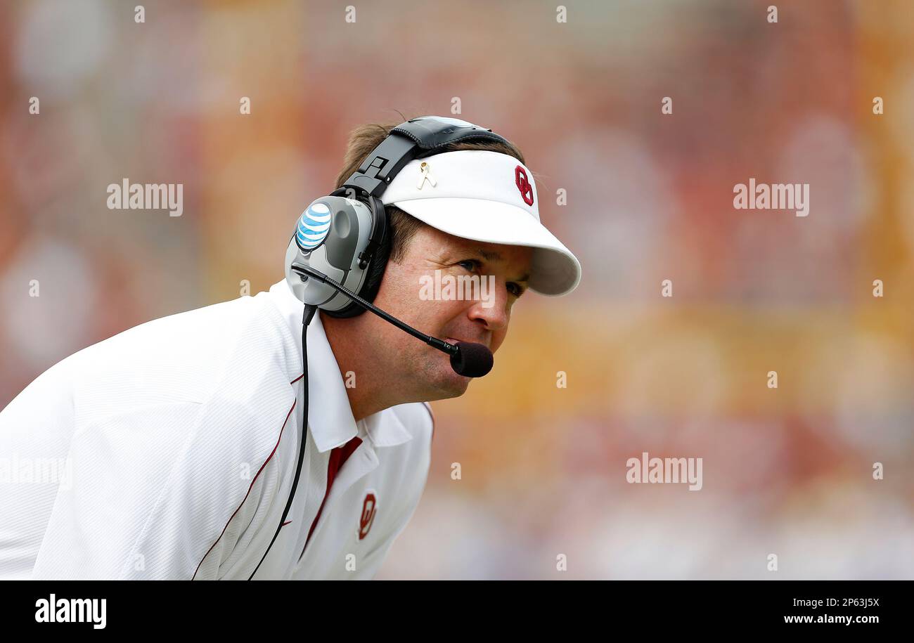 University of Oklahoma Sooners head coach Bob Stoops looks on during an ...