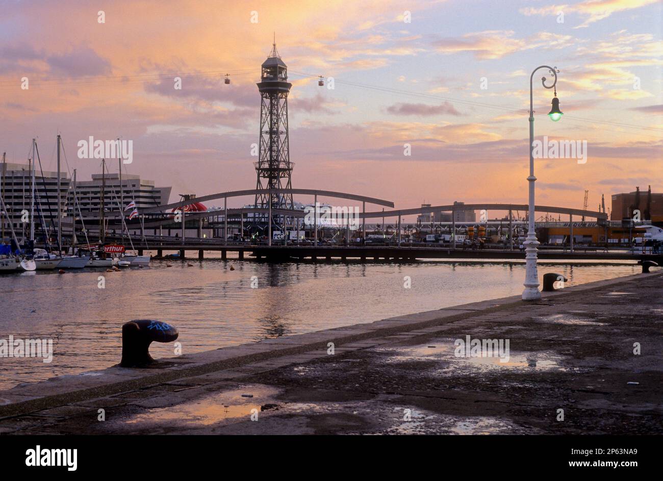 Torres de cable hi-res stock photography and images - Alamy