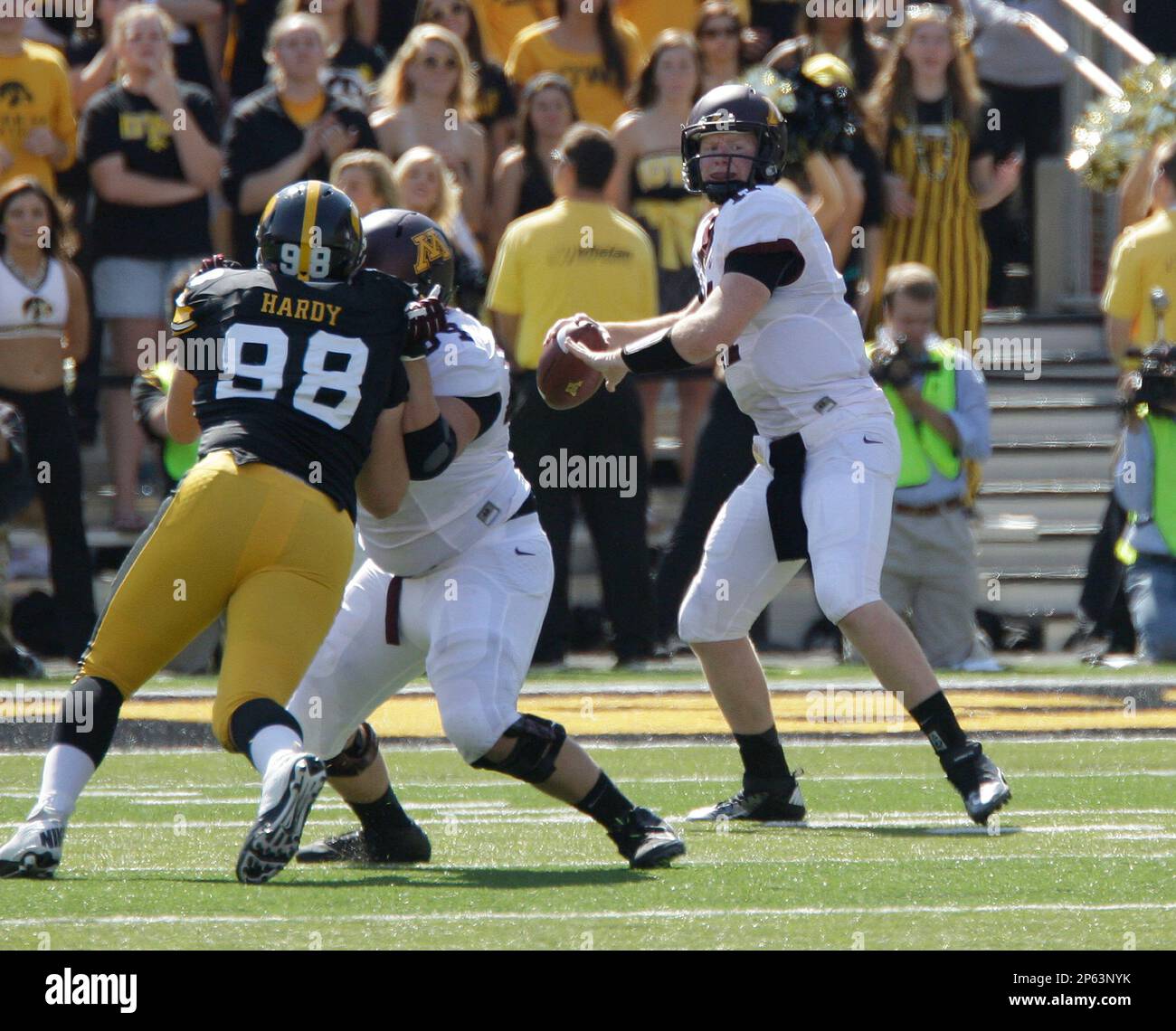 Minnesota Gophers Max Shortell (11) in action during a game against the ...