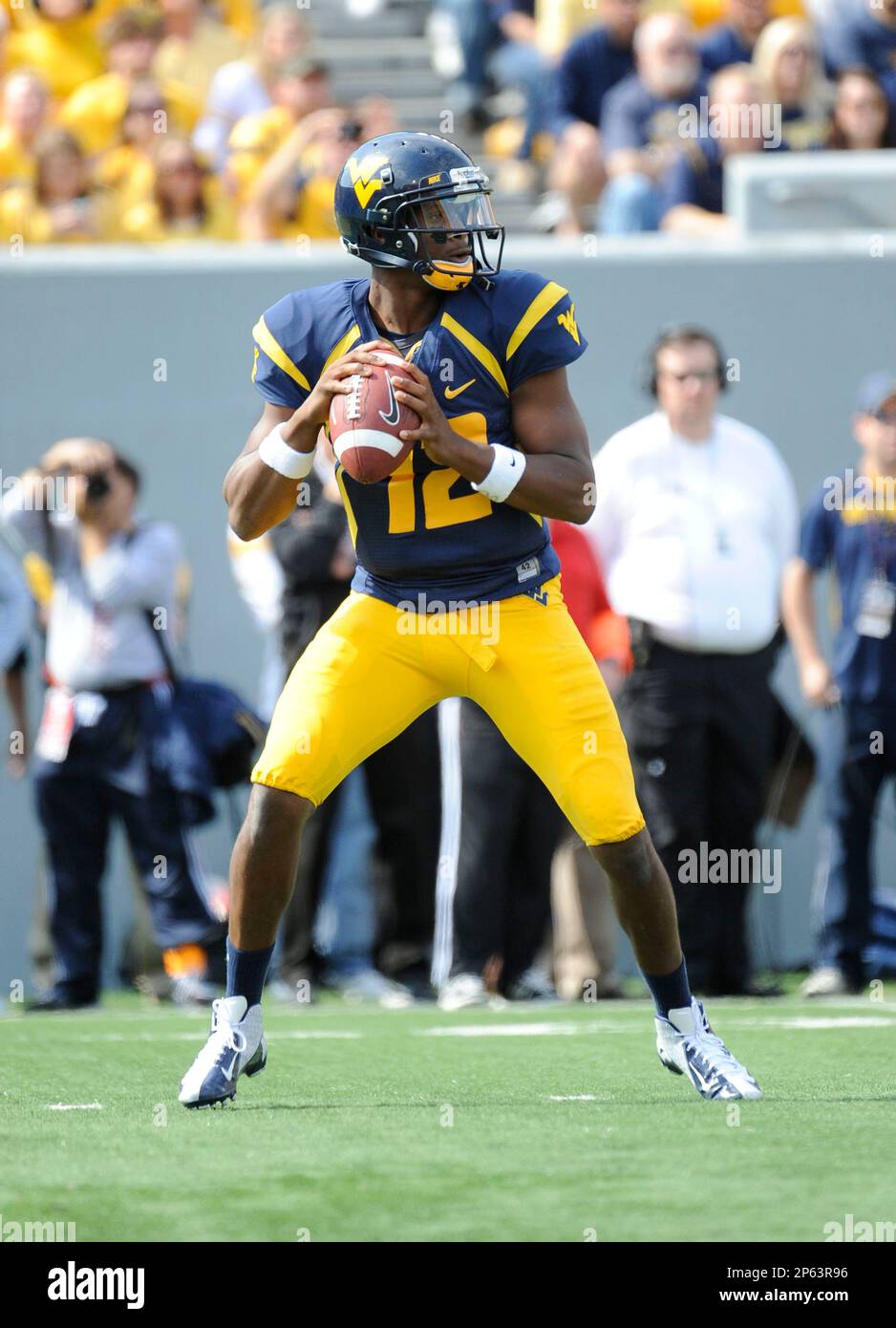 West Virginia Mountaineers Geno Smith (12) in action during a game ...