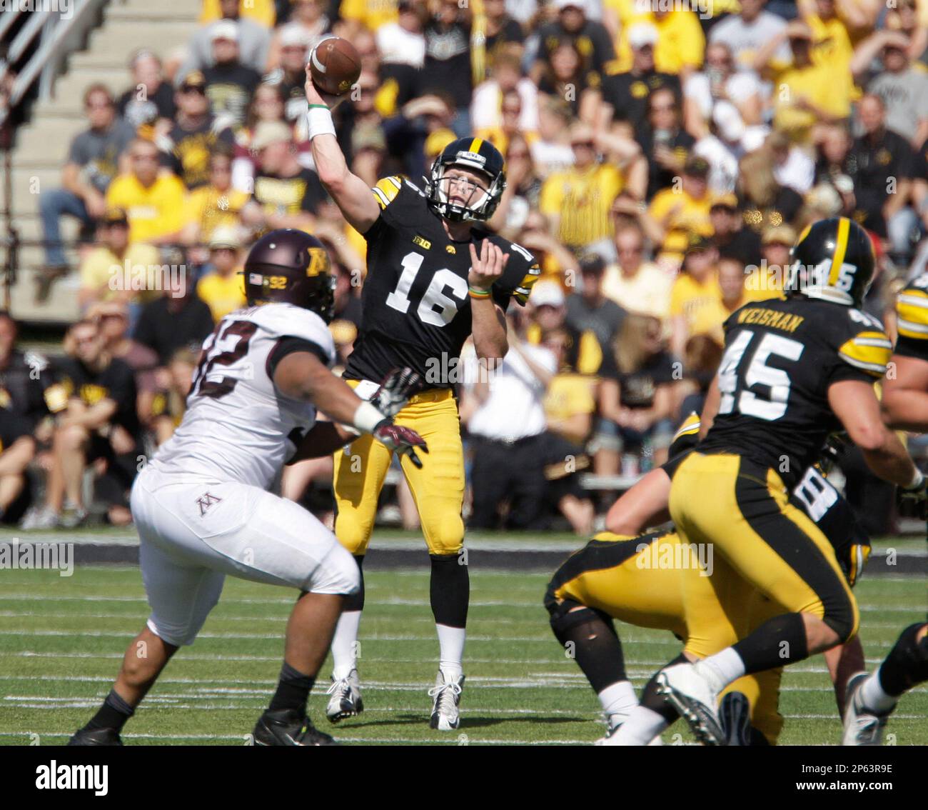 Iowa Hawkeyes James Vandenberg (16) in action during a game against the ...