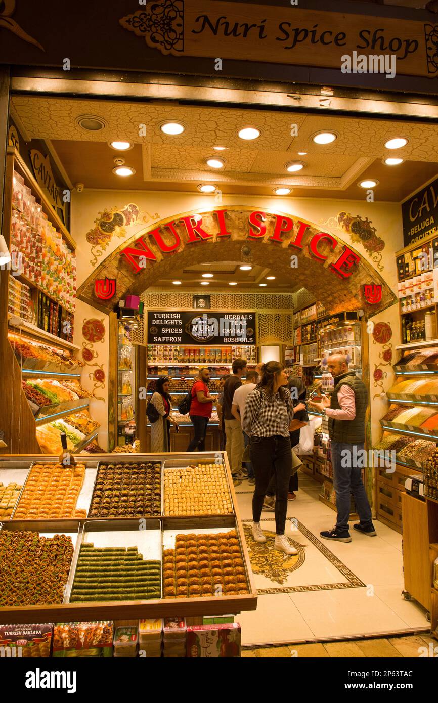 Customers Shopping, Spice Bazaar, Istanbul, Turkey Stock Photo - Alamy