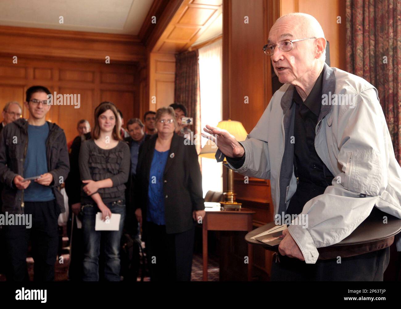 University of Illinois Prof. Nick Holonyak Jr. thanks well-wishers for ...