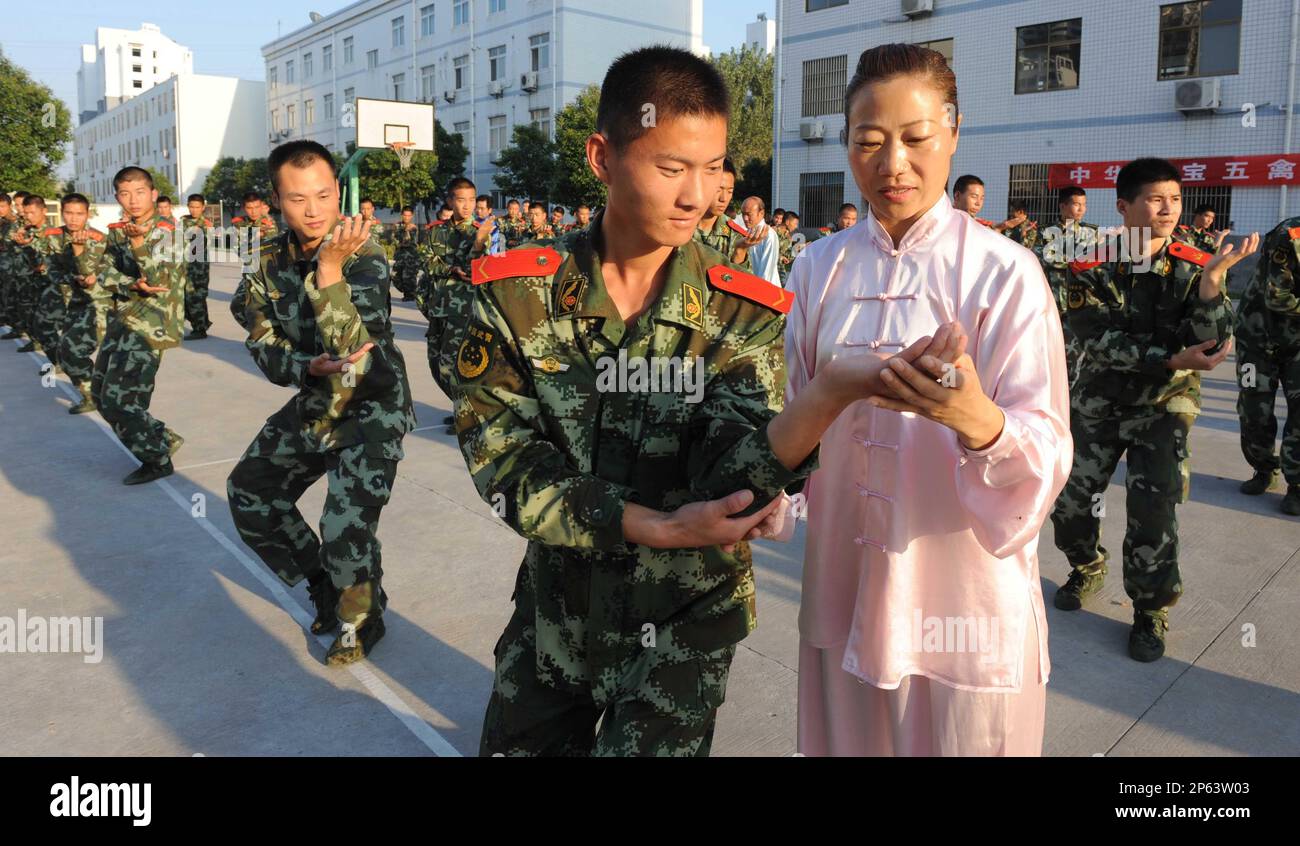 Armed police officers and soldiers were learning Hua Tuo five-animal ...
