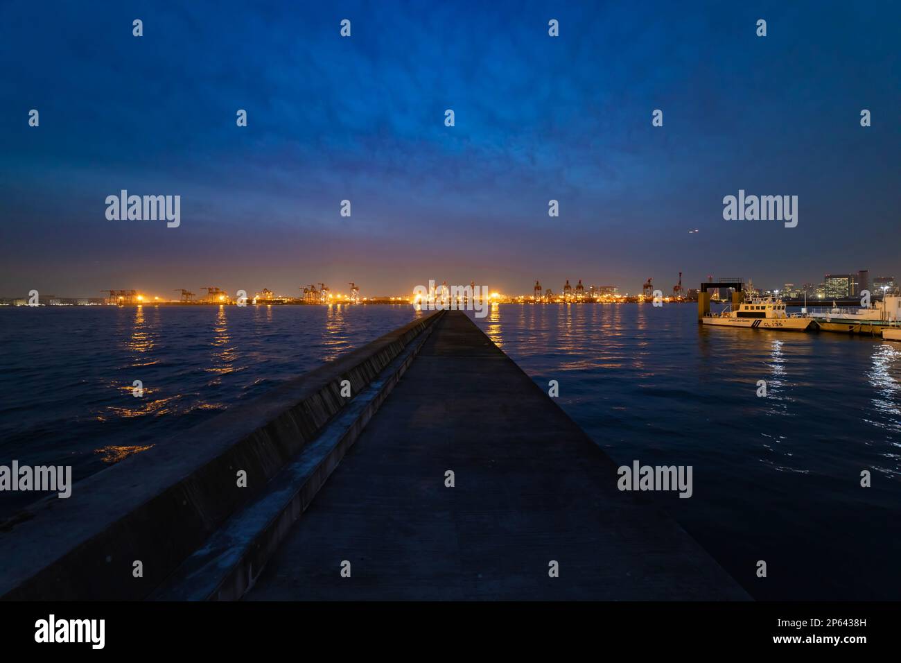 Container ship in tokyo bay hi-res stock photography and images - Alamy