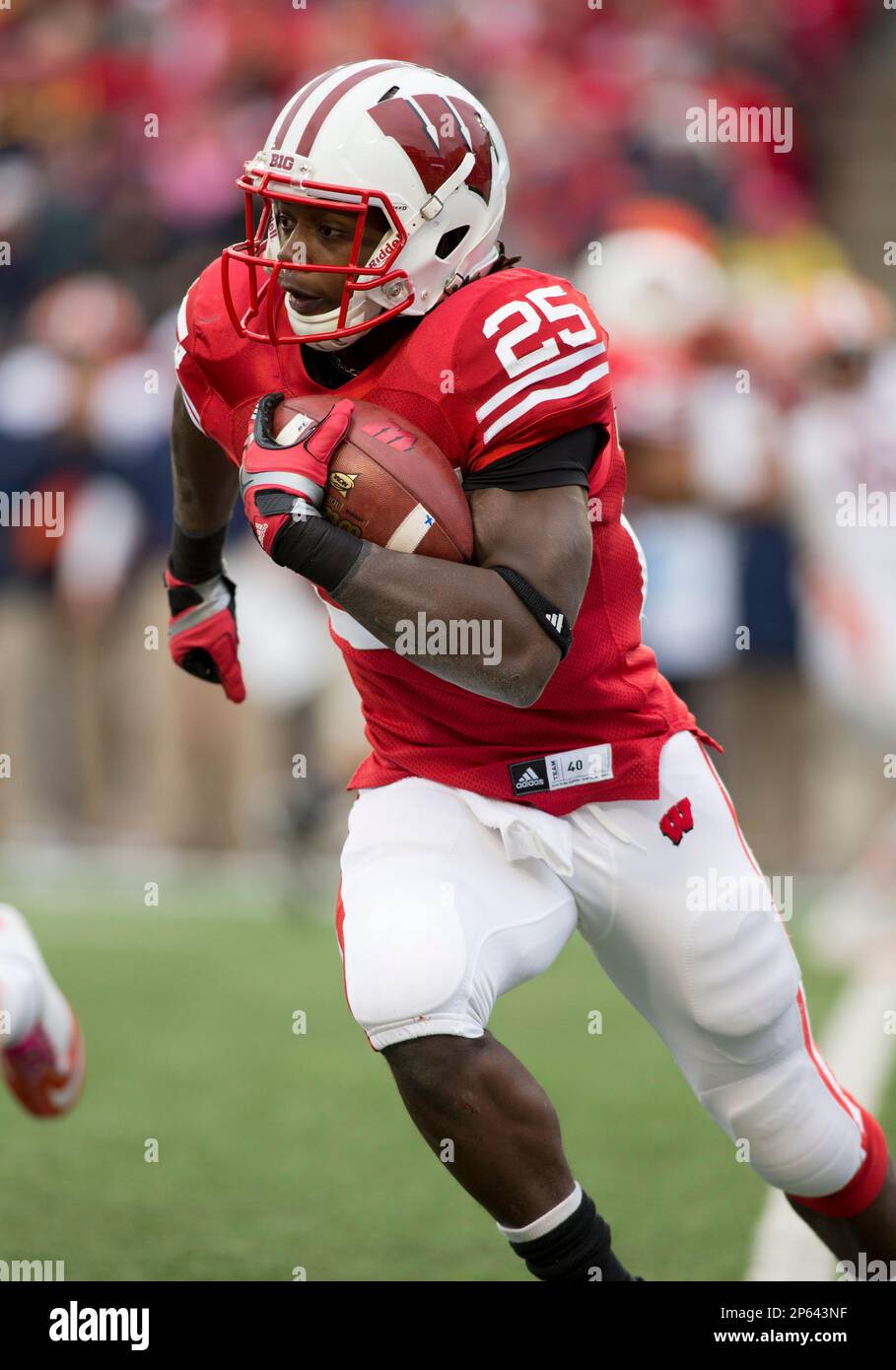 Wisconsin Badgers running back Melvin Gordon (25) carries the ball ...