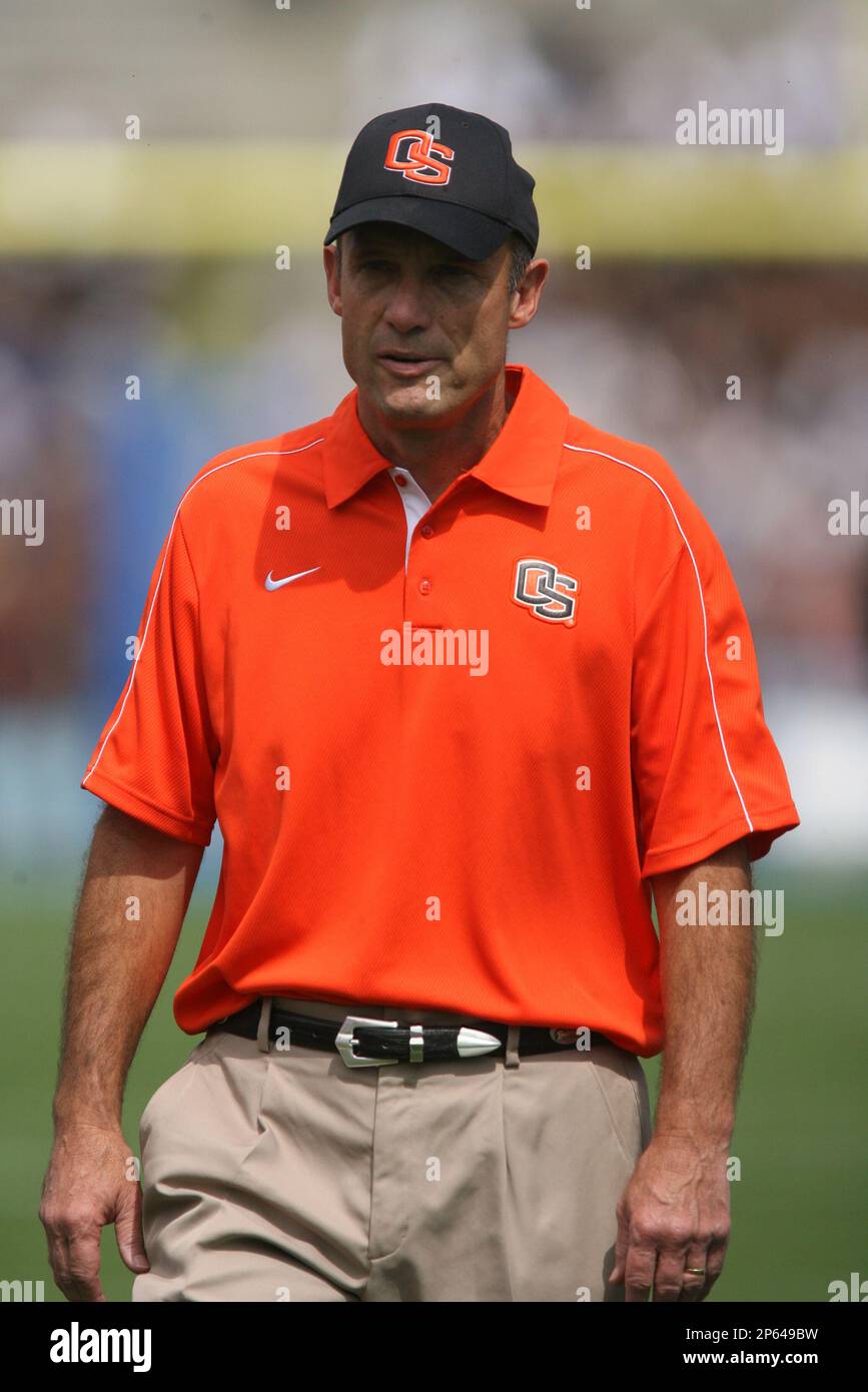 Oregon State Beaver head coach Mike Riely verse the UCLA Bruins during ...