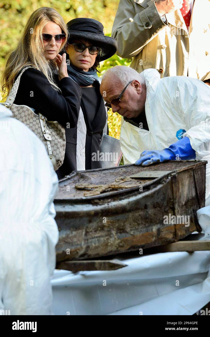 Actress Catherine Oxenberg, background left, and her mother Princess ...