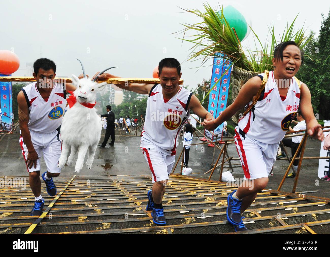 Citizens and contestants were climbing 1957 steps Yunyang Boarding ...