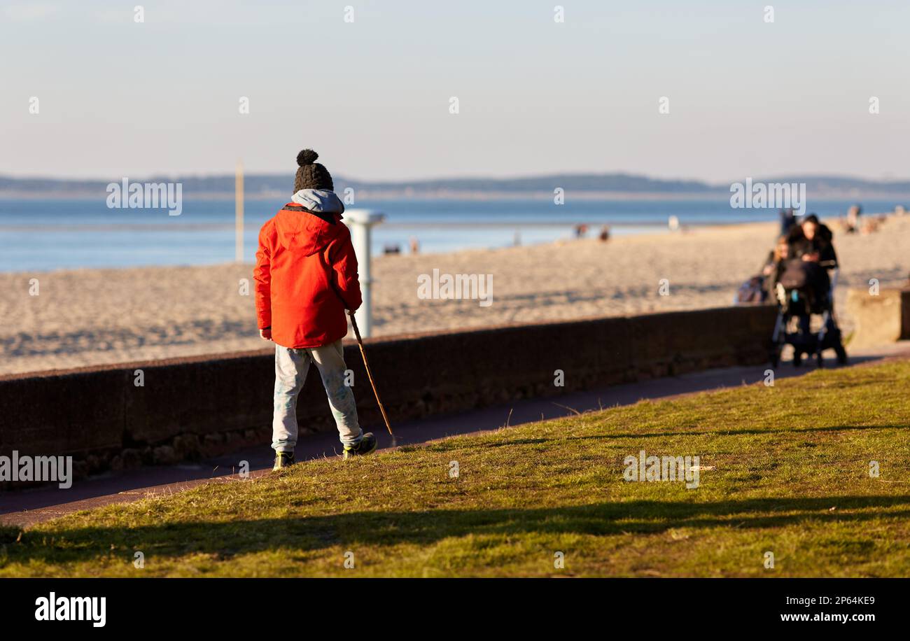 Enjoying a sunny day to stroll in the city hi-res stock photography and ...