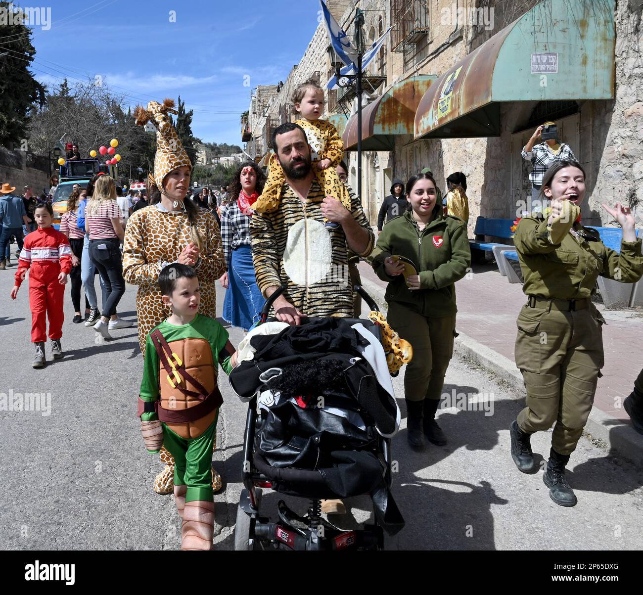 Hebron, West Bank. 07th Mar, 2023. Israeli soldiers and settlers ...