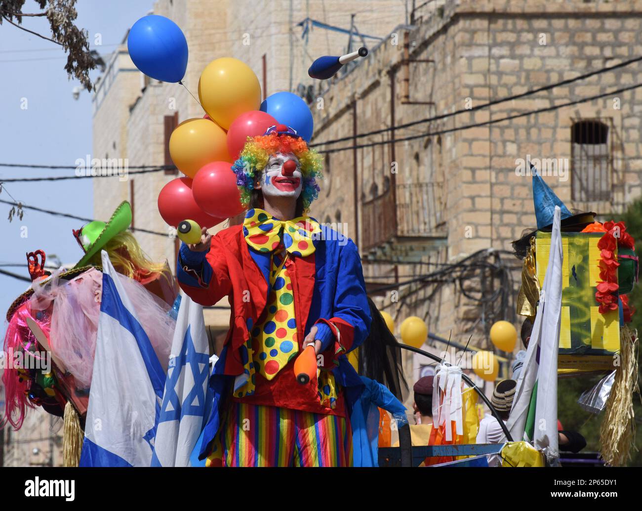 Hebron, West Bank. 19th Jan, 2014. An Israeli settler in a clown ...