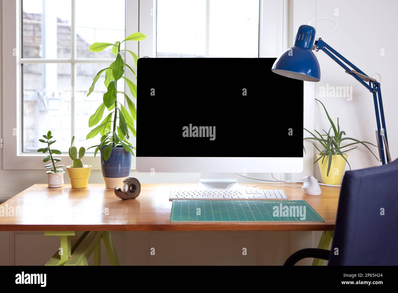 Green screen studio table hi-res stock photography and images - Alamy