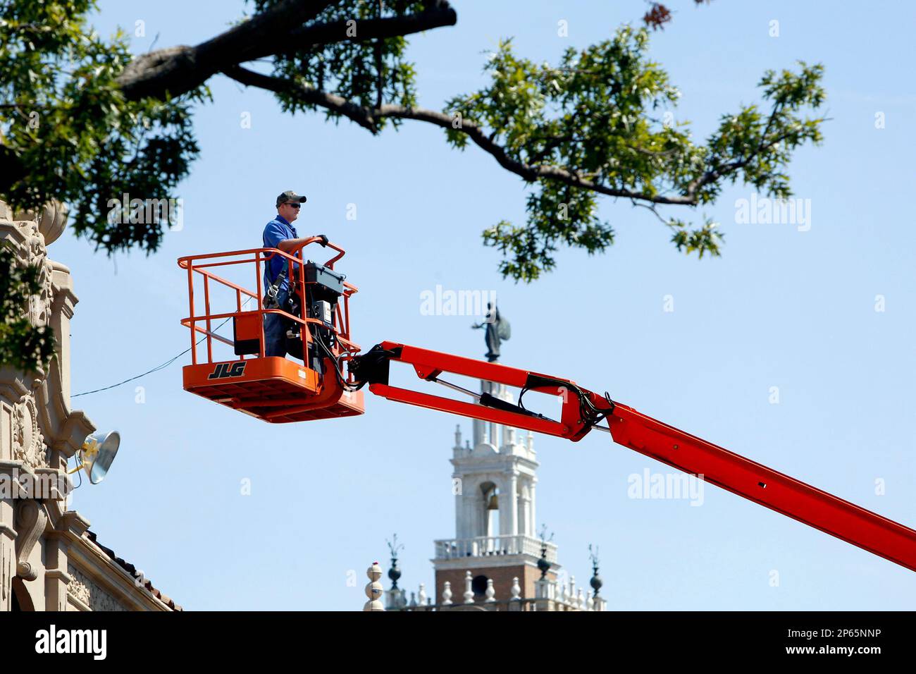 Electrician Brandon Hatt strung wiring for the Country Club Plaza ...