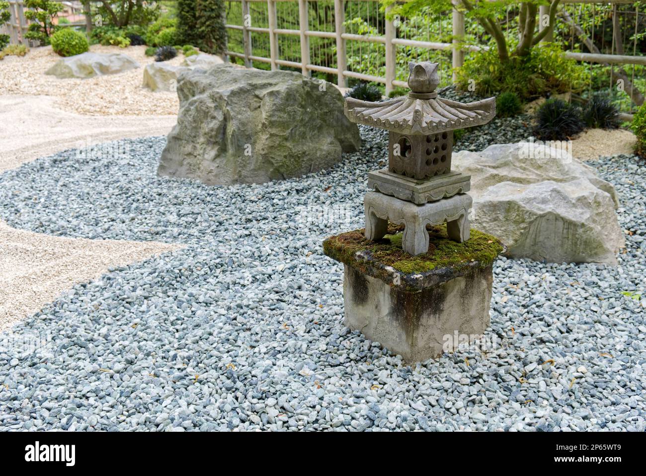 Japan stone lantern gravel hi-res stock photography and images - Alamy