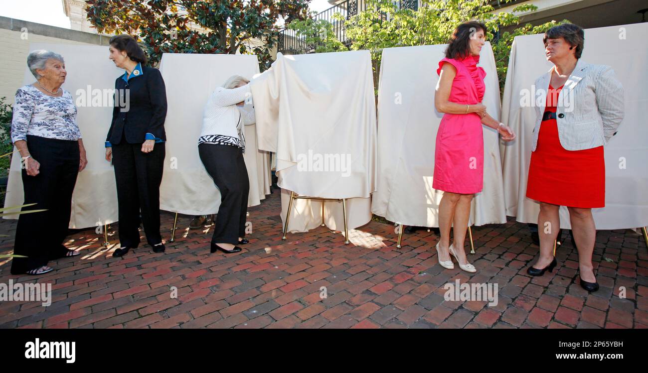 Former Virginia First Lady Eddy Dalton Phillips, center, gets a sneak ...