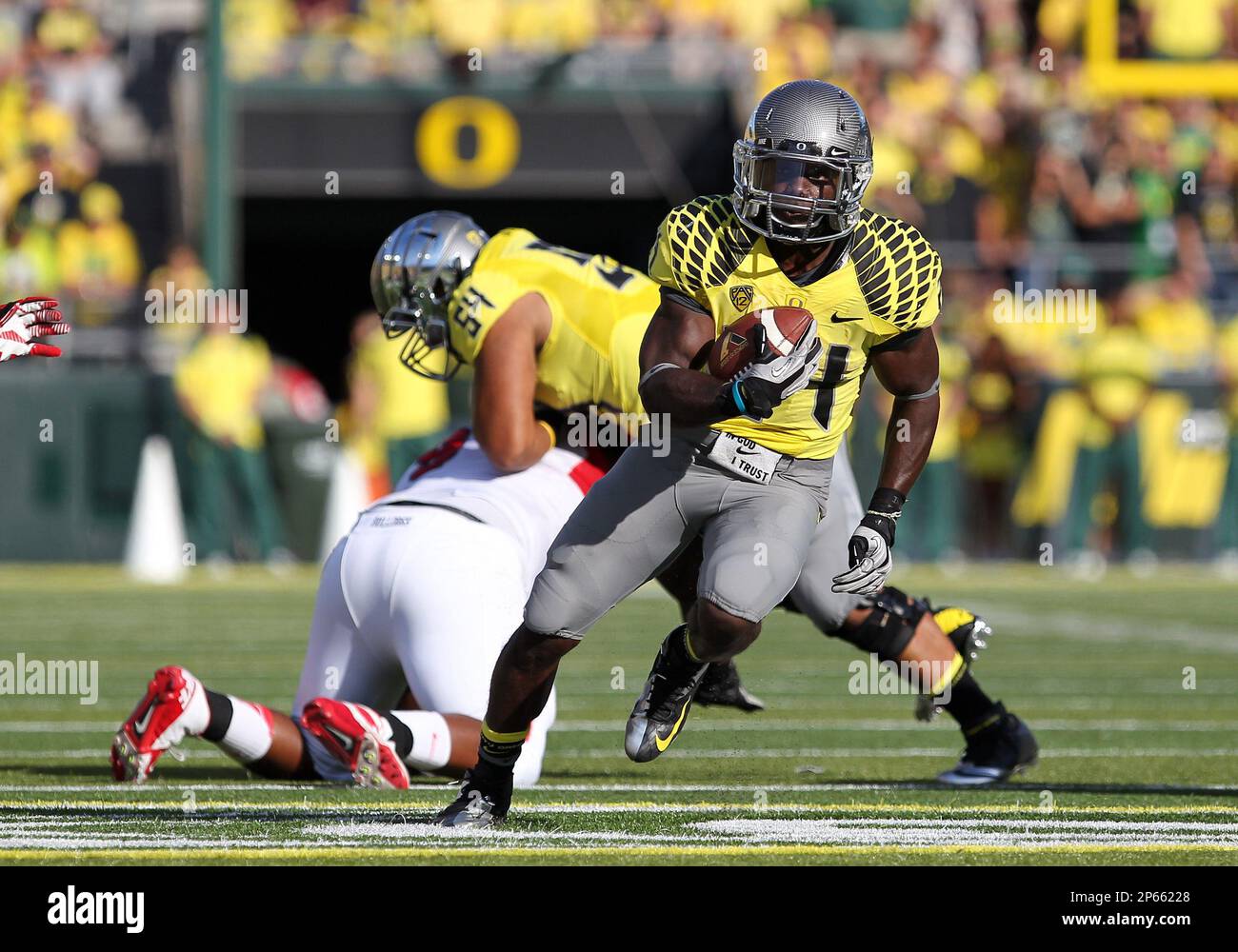 September 08, 2012: #24 Kenjon Barner of the Oregon Ducks runs the ...