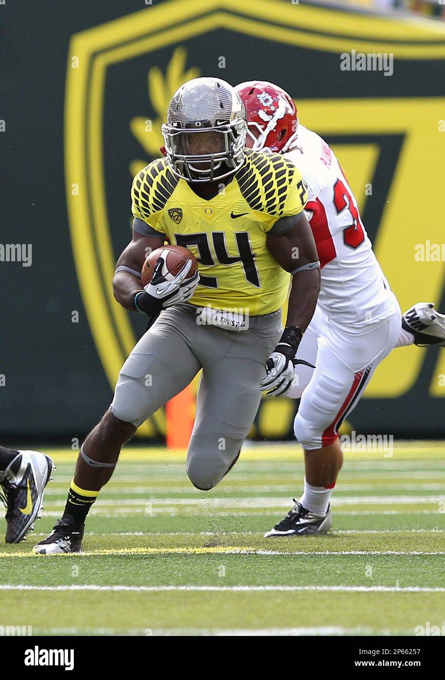 September 08, 2012: Oregon Duck #24 Kenjon Barner runs the football ...