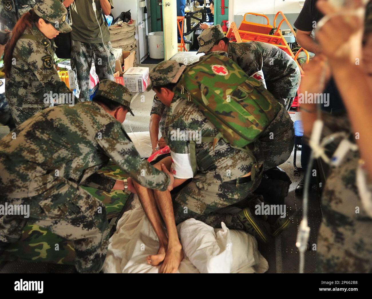 Soldiers of Chengdu Military Zone prepare to transport three victims to ...