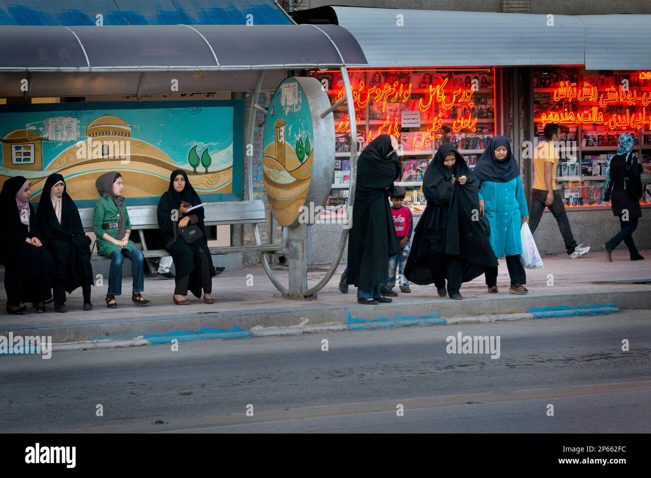 Asia, Iran, Kerman, Daily life, Bus stop Stock Photo - Alamy