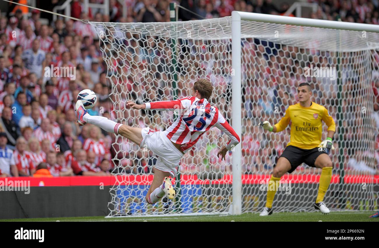 Peter Crouch of Stoke City at full stretch, watched by Arsenal ...