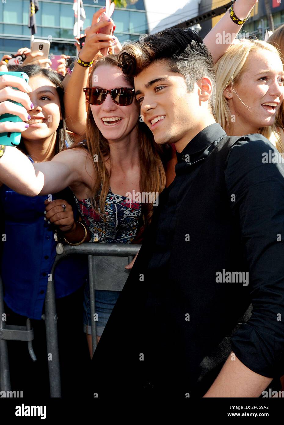 LOS ANGELES, CA - SEPTEMBER 6: Zayn Malik of One Direction arrives at ...