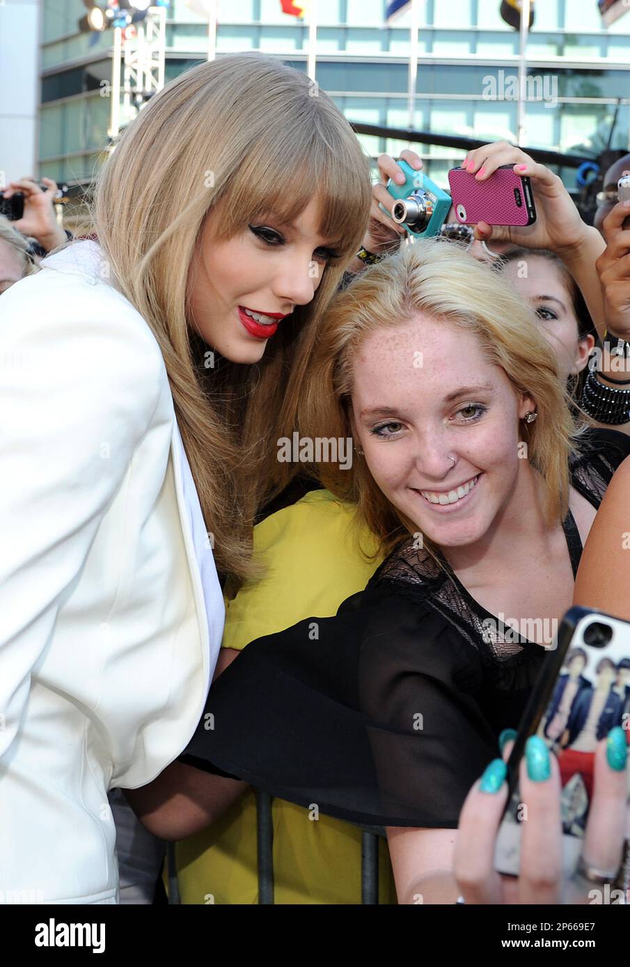 LOS ANGELES, CA - SEPTEMBER 6: Taylor Swift arrives at the 2012 MTV ...