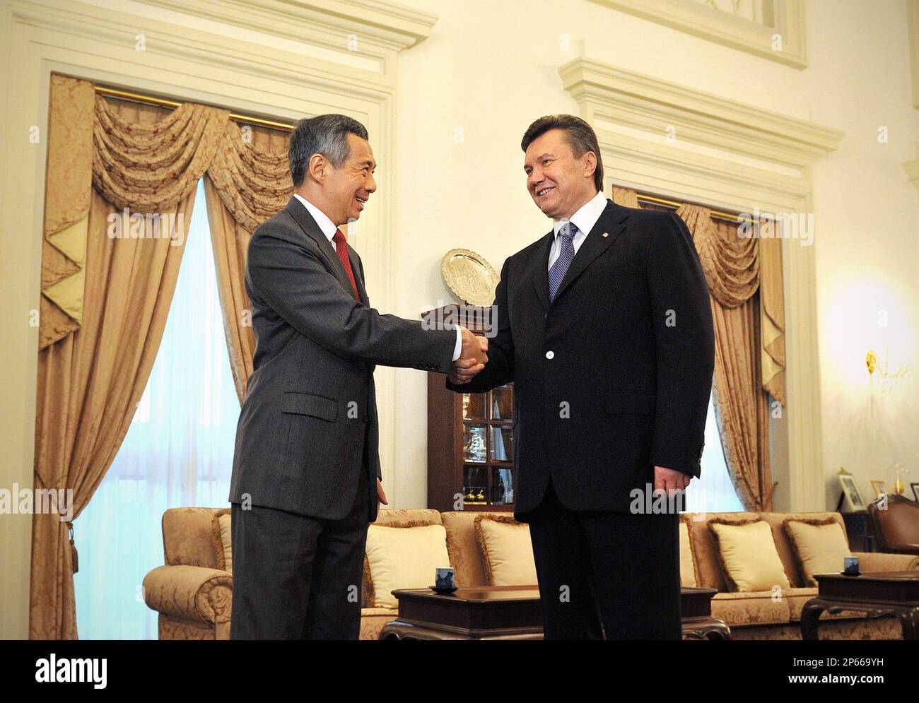 Ukraine’s President Viktor Yanukovych (right) meets Singapore's Prime ...
