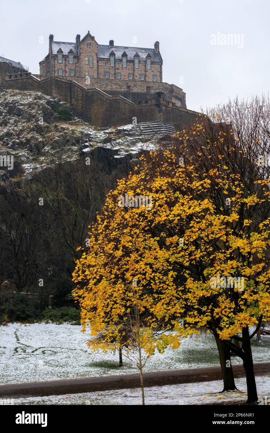 Edinburgh Castle, UNESCO World Heritage Site, in the snow with an ...