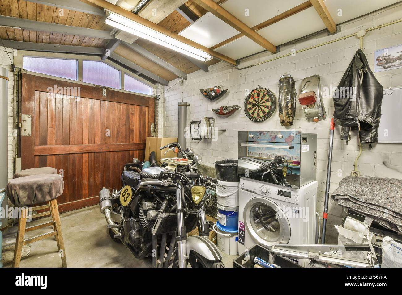 Car inside a garage hi-res stock photography and images - Alamy