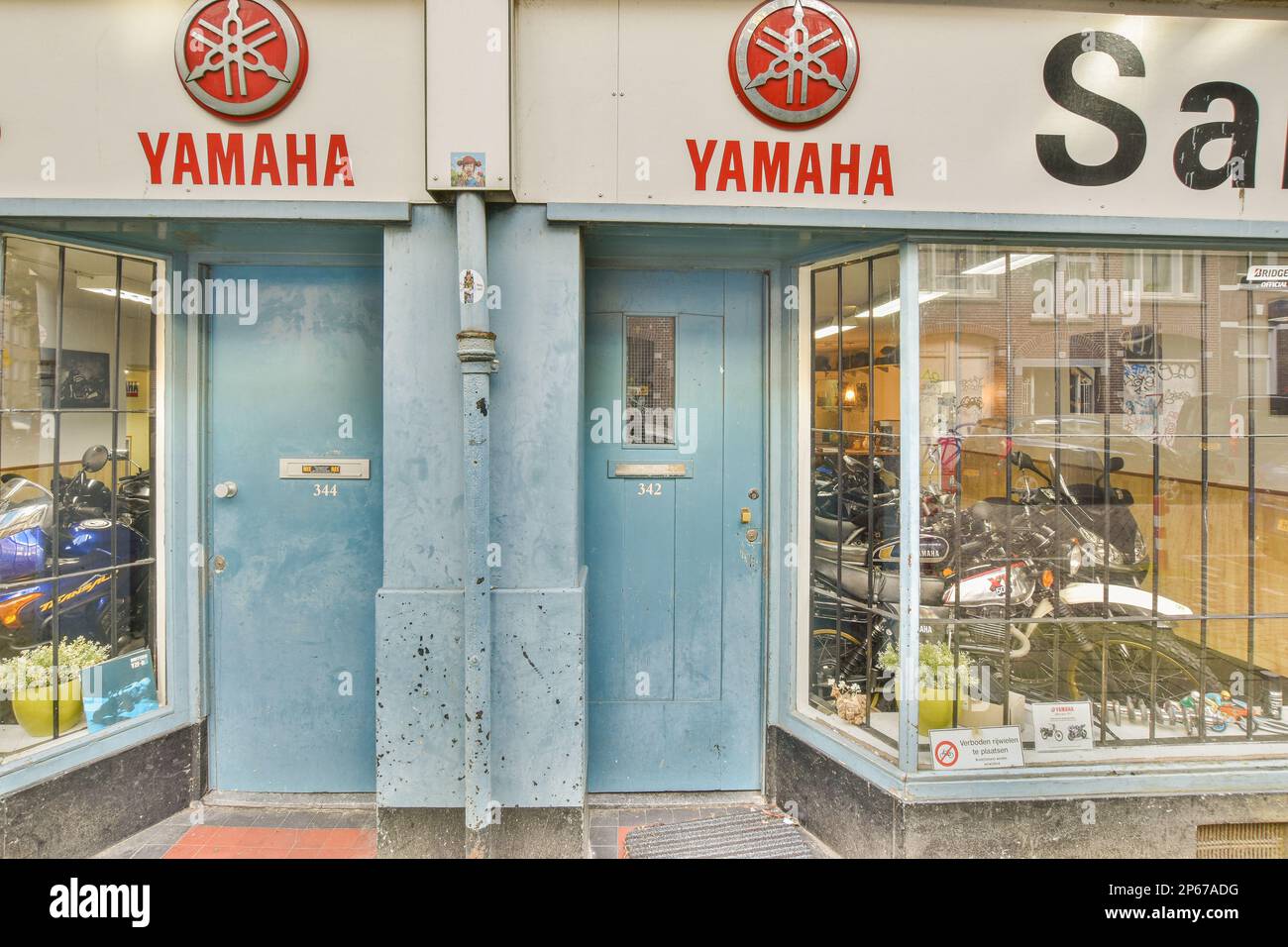 the outside of a store with motorcycles parked in the doorways and on ...