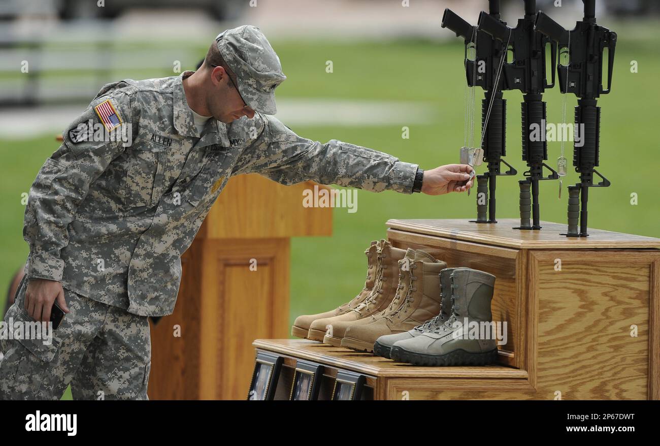 Sgt. Jeremy Allen touches the dog tags of command Sgt. Mjr. Kevin ...