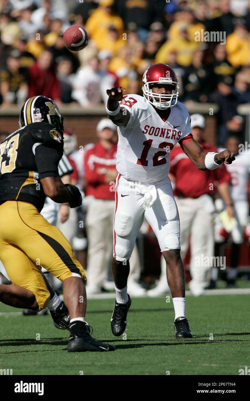 Quarterback Paul Thompson #12 of the Oklahoma Sooners passes the ...