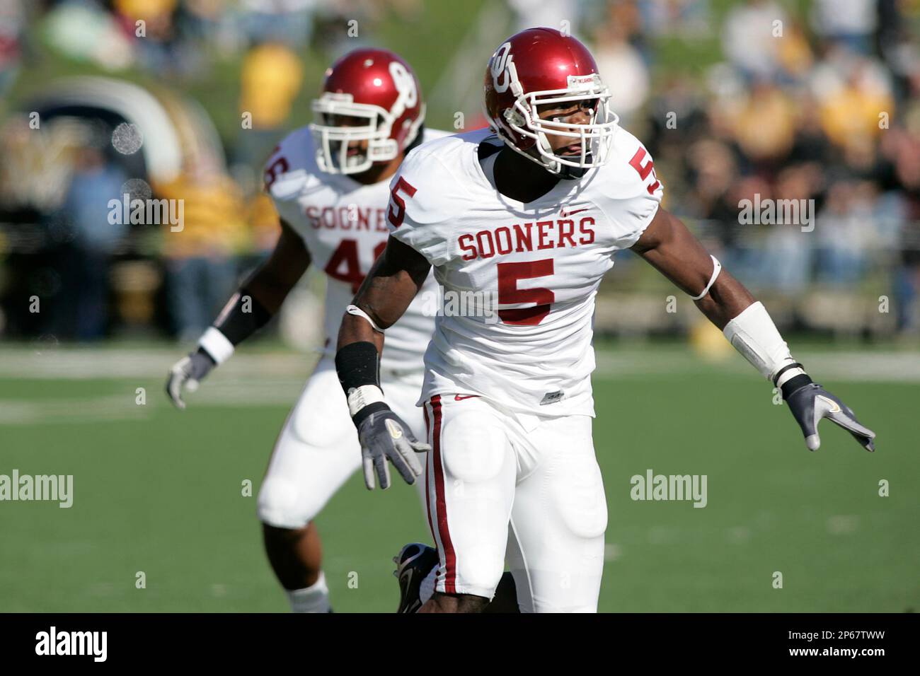 Defensive back Nic Harris #5 of the Oklahoma Sooners runs back in pass ...