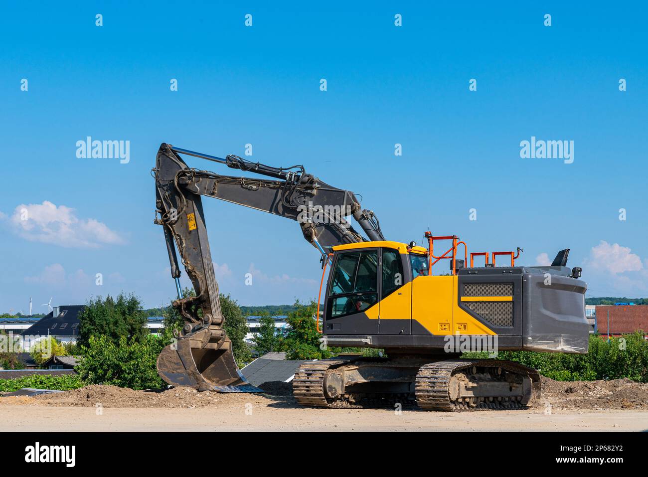Yellow black industrial machine digging hi-res stock photography and ...