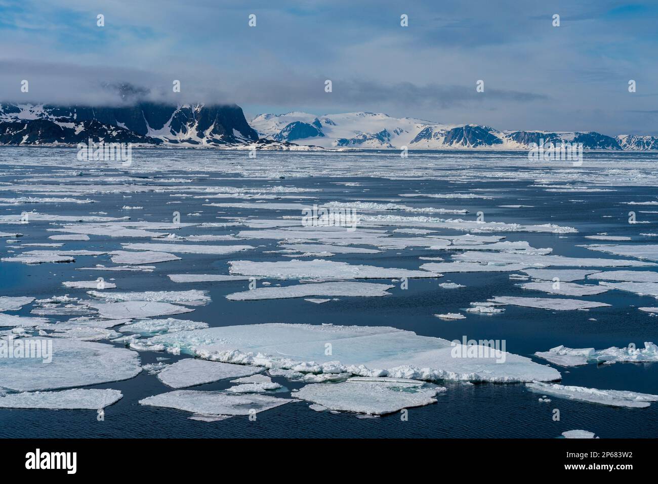 Arctic ocean svalbard islands hi-res stock photography and images - Alamy