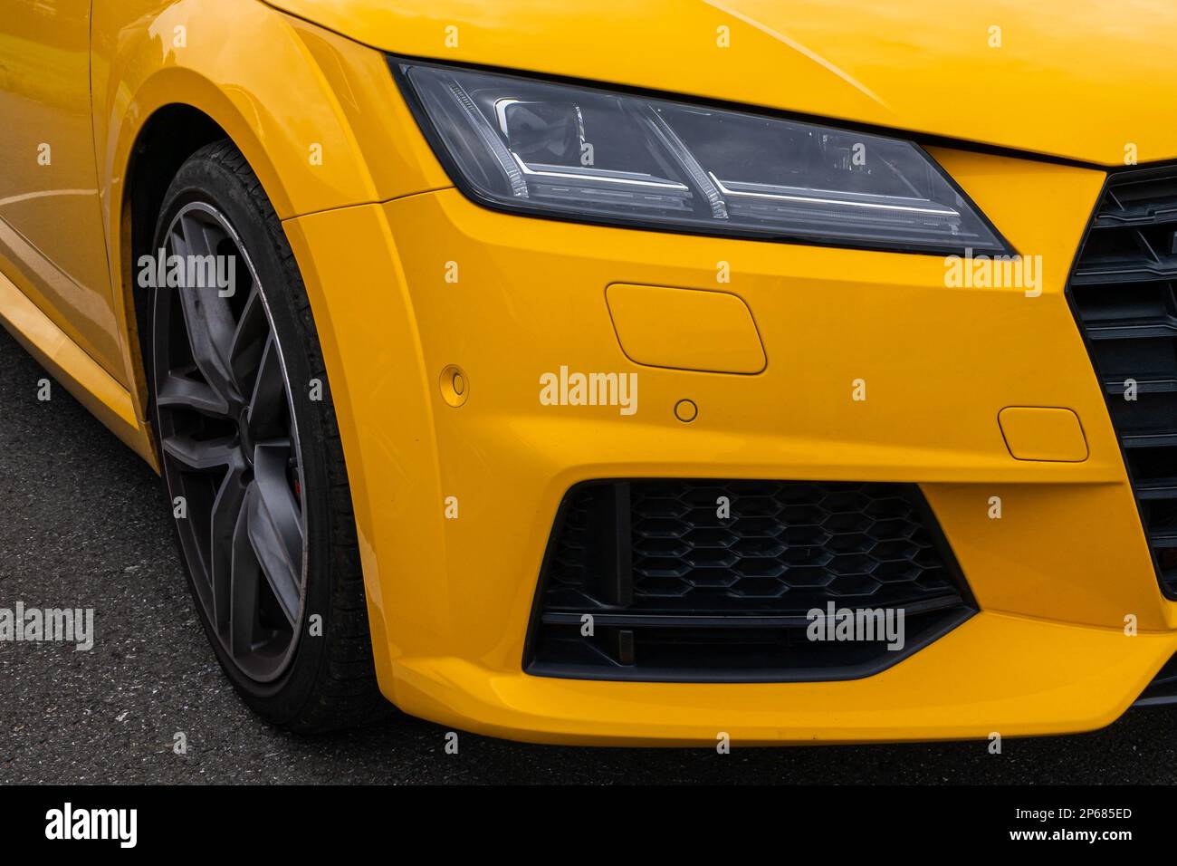 Yellow racing car hi-res stock photography and images - Alamy