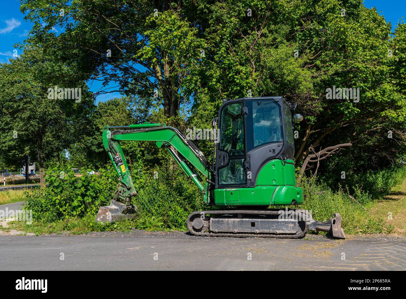 Green excavator hi-res stock photography and images - Alamy